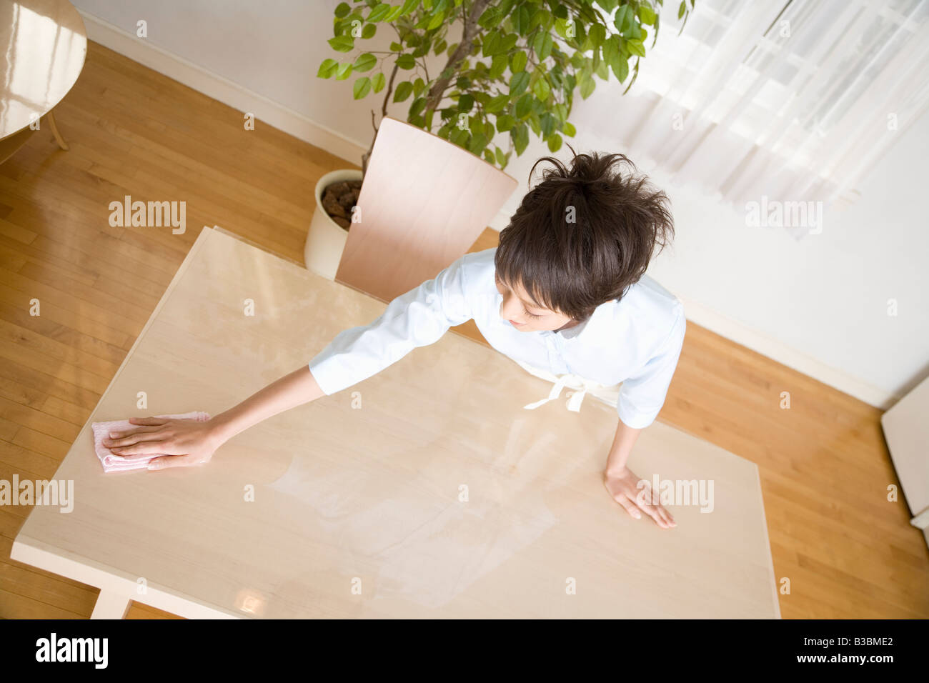 Black woman cleaning kitchen table hi-res stock photography and images ...