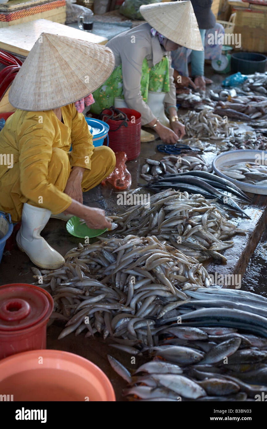 Vietnamese woman selling fish hi-res stock photography and images - Alamy