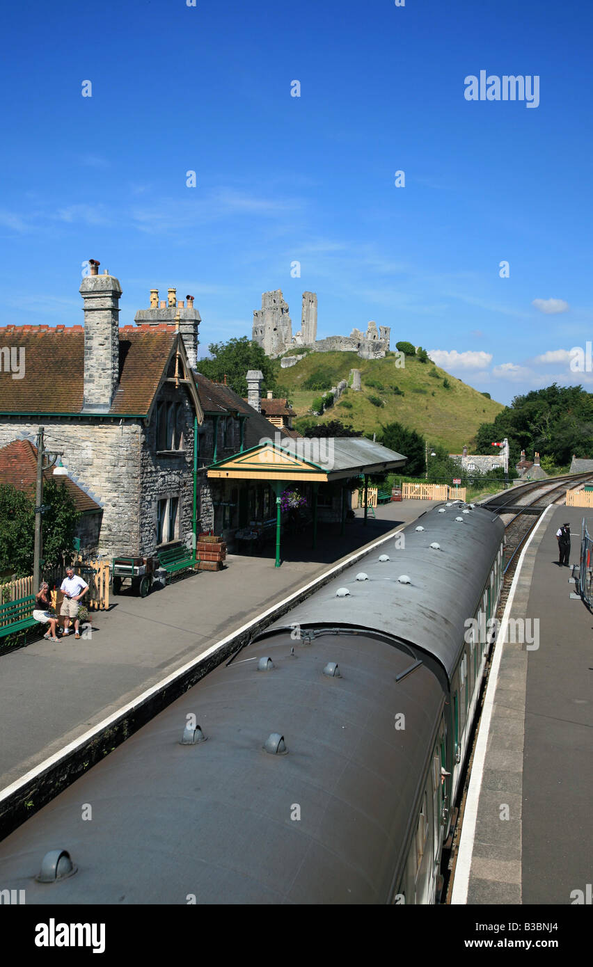 Train pulling out of Corfe Castle Station on the Swanage Steam Railway ...