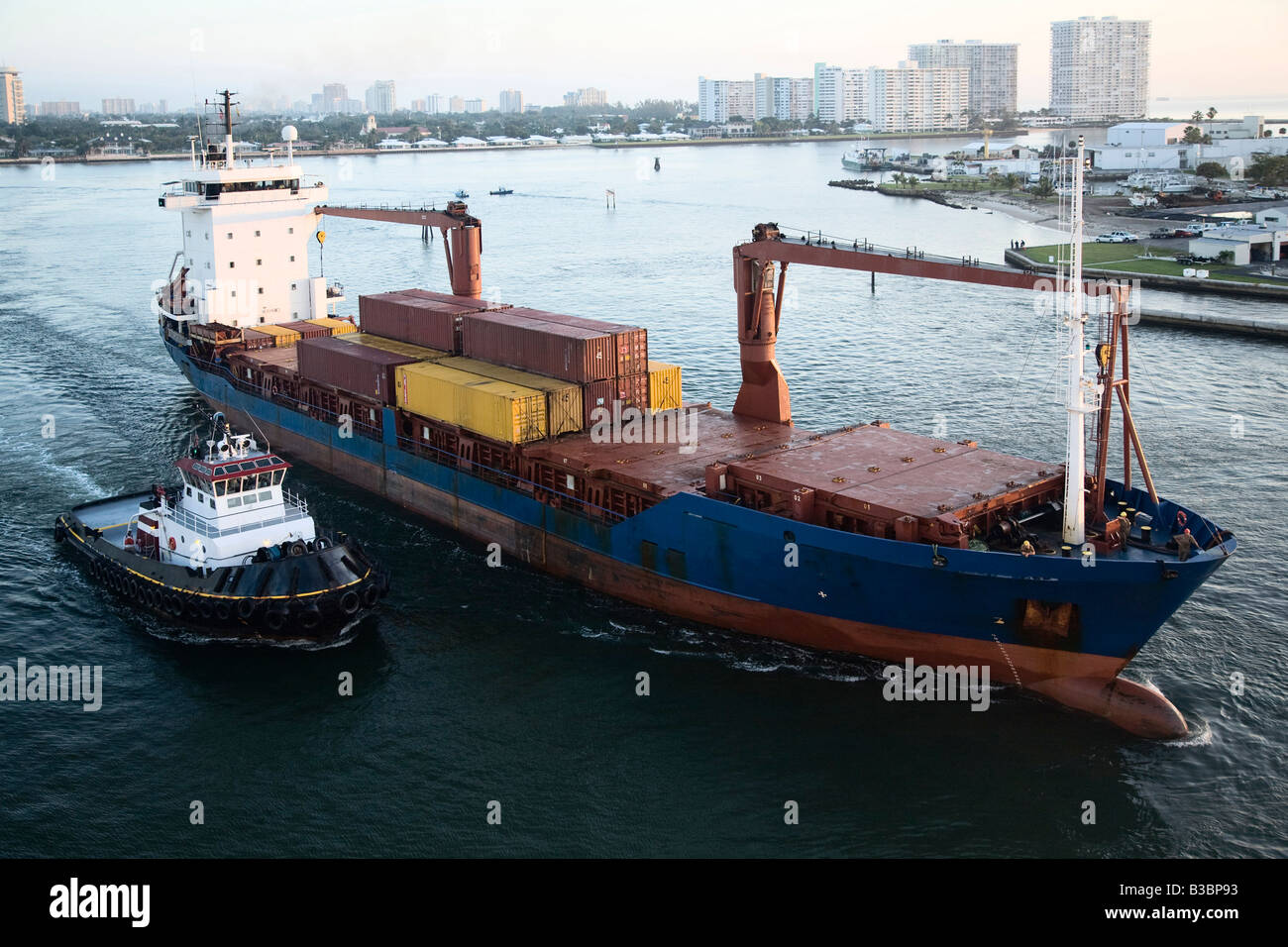 Tugboat guidance hi-res stock photography and images - Alamy