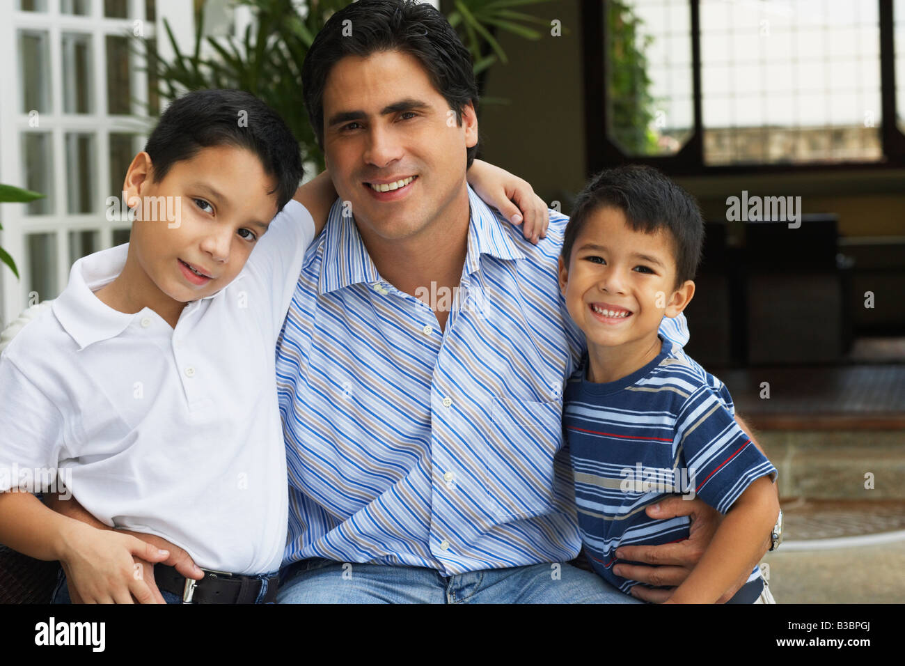 Hispanic father hugging adult son hi-res stock photography and images ...