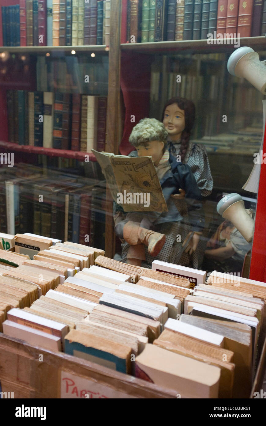 Secondhand bookstore in Paris Stock Photo - Alamy