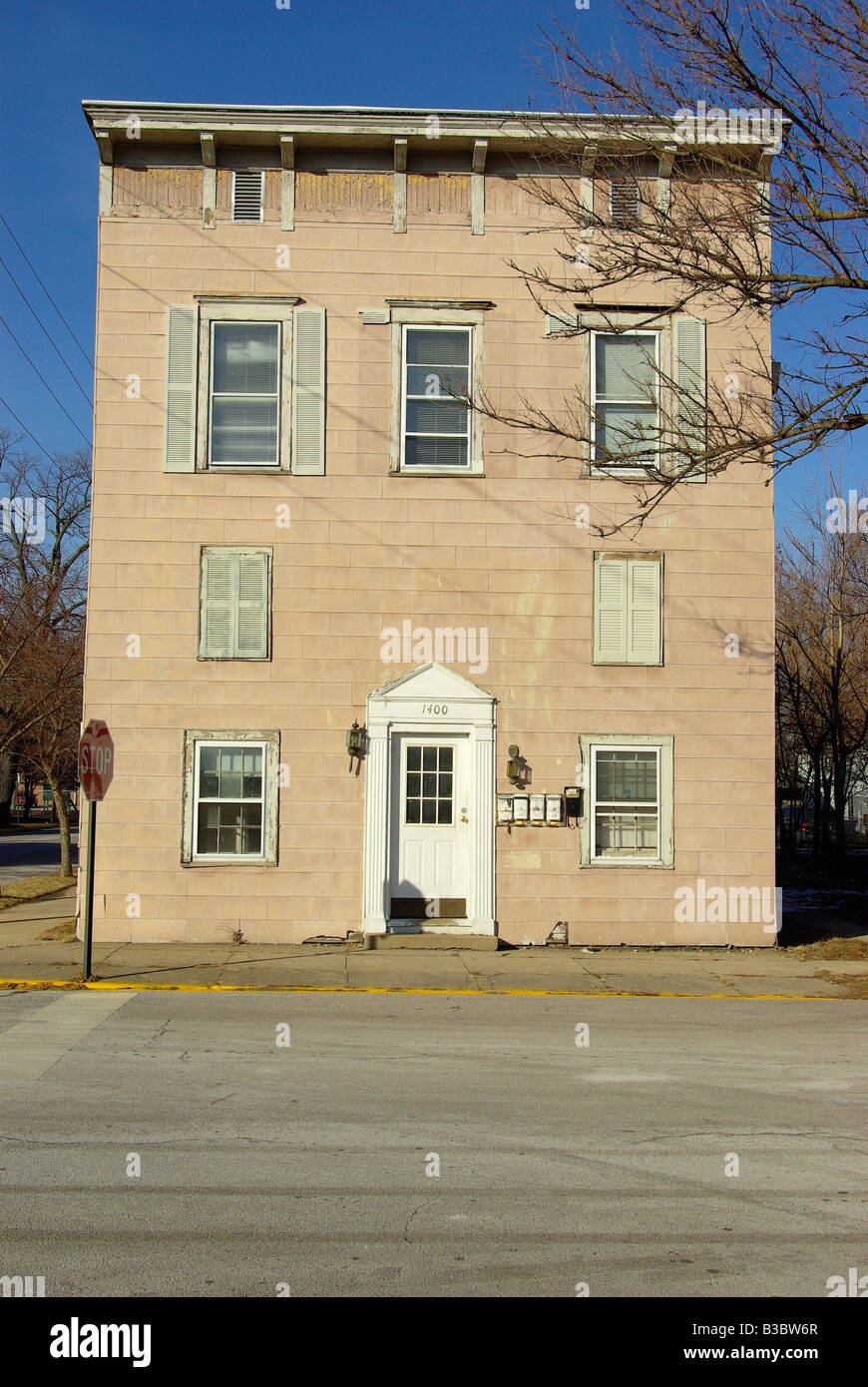 Old tan yellow brick apartment building Lafayette IN Stock Photo - Alamy