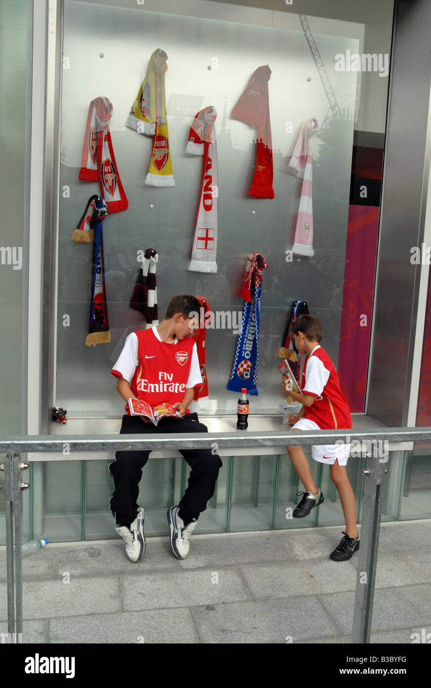 Emirates stadium shop hi-res stock photography and images - Alamy