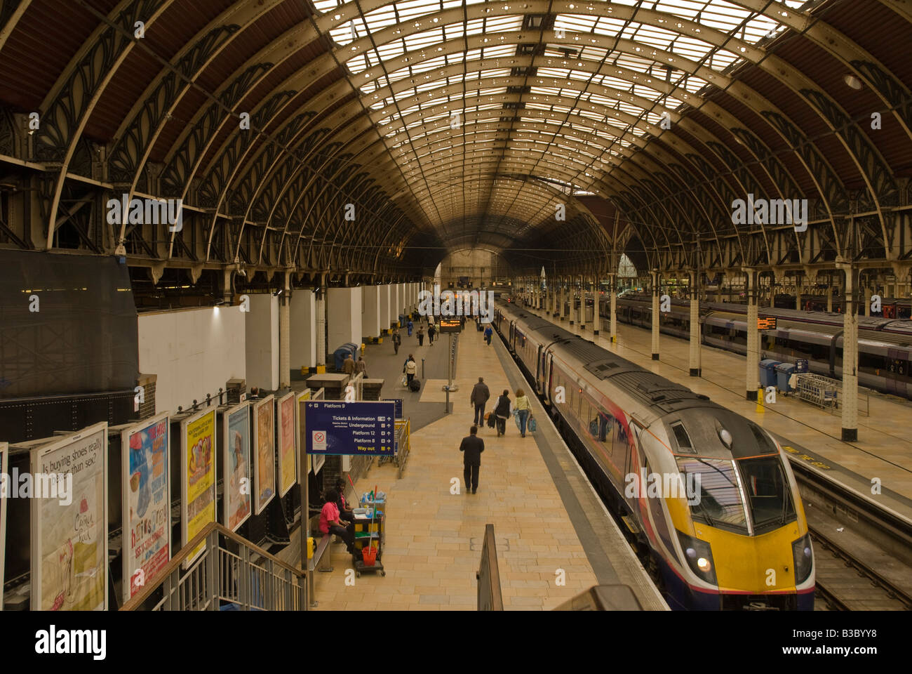 Paddington train station in paddington High Resolution Stock ...