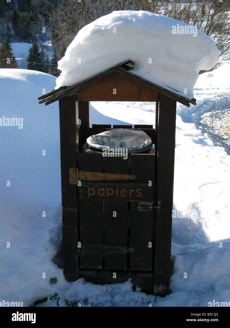 Garbage can covered in snow hi-res stock photography and images - Alamy