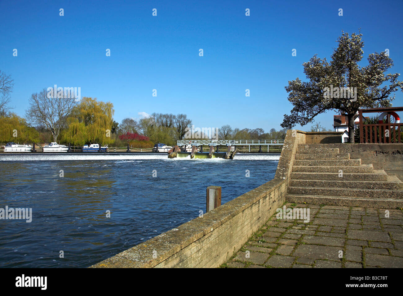 England, Berkshire, Goring. The Lock at Goring on the River Thames ...
