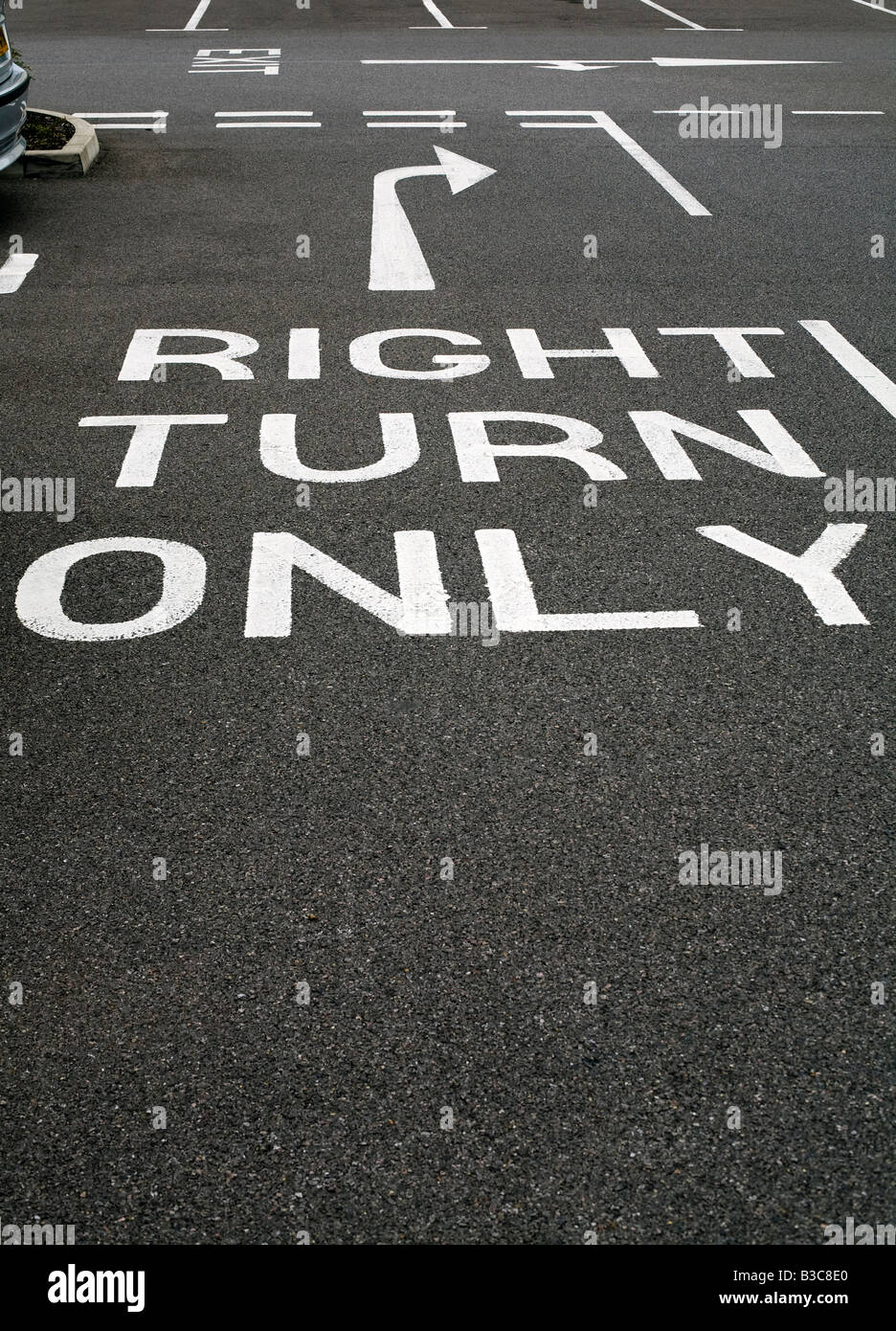 Right Turn Only sign in a car park Stock Photo - Alamy