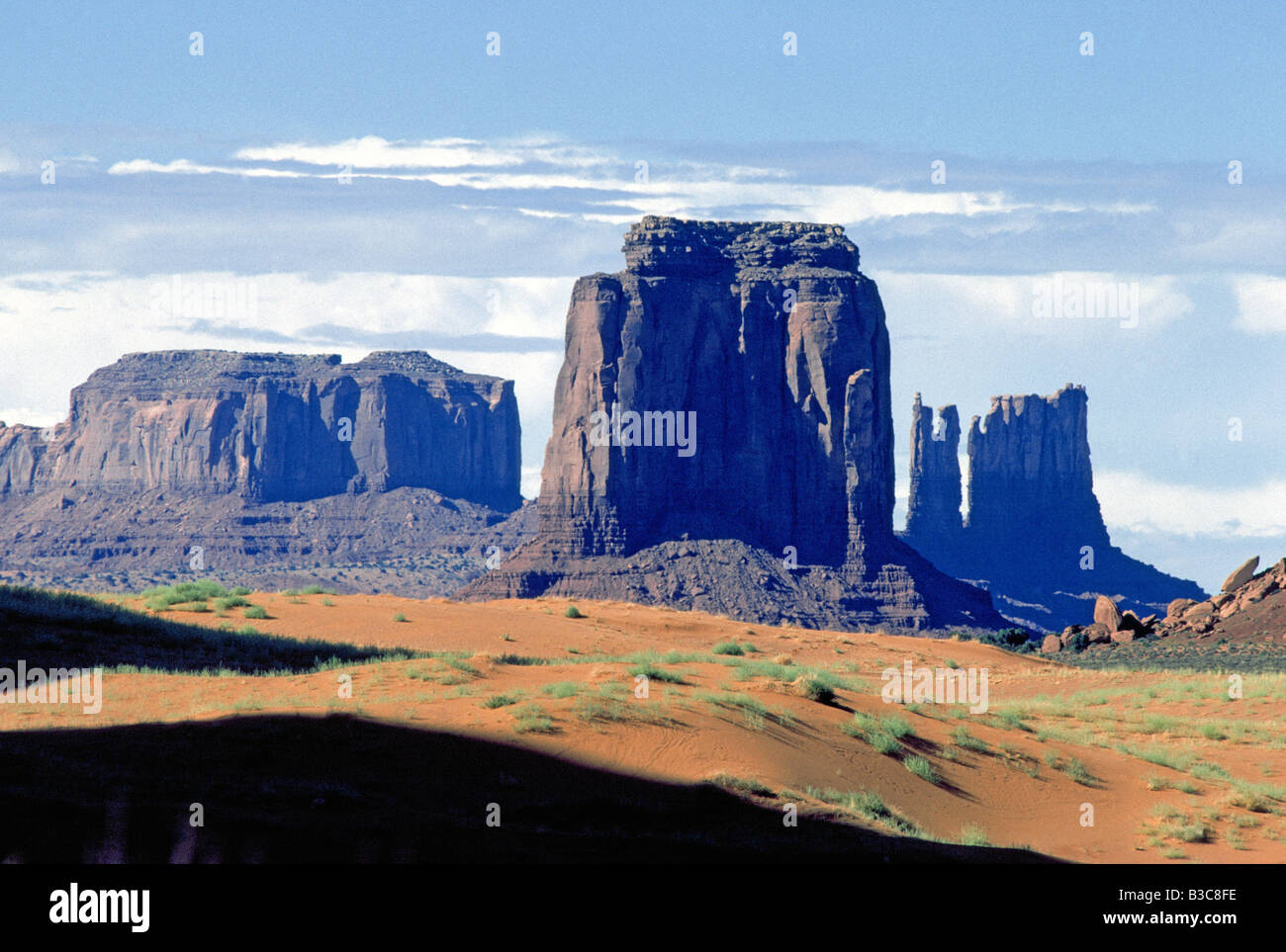 A view of the towering sandstone mesas and buttes of Monument Valley ...