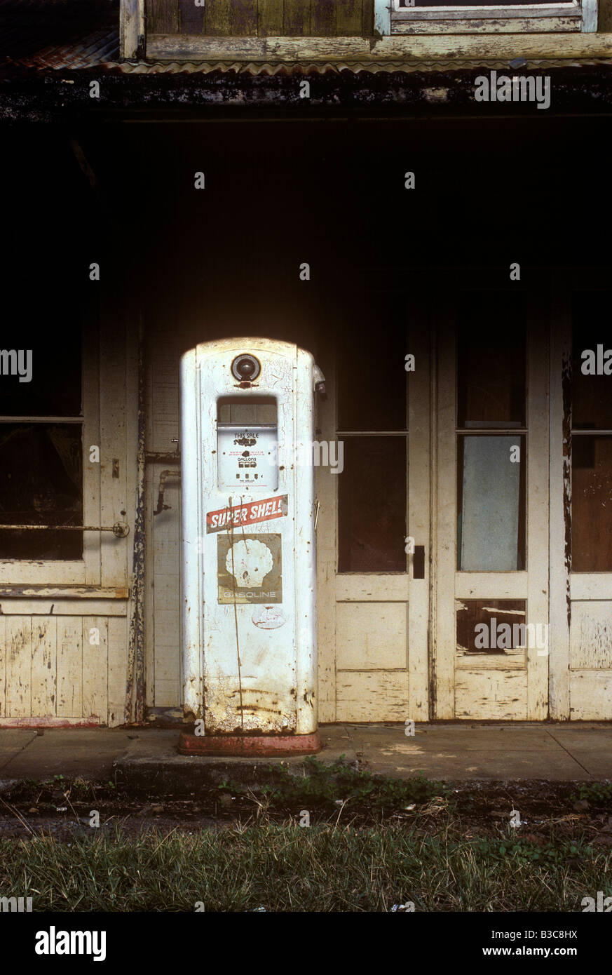 Old fashioned gas station hi-res stock photography and images - Alamy