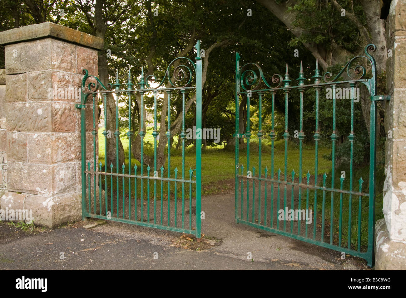 Green wrought iron gates hi-res stock photography and images - Alamy