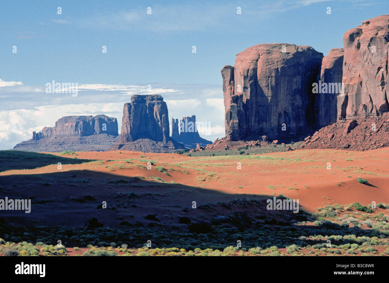 A view of the mesas and buttes of Monument Valley Stock Photo - Alamy
