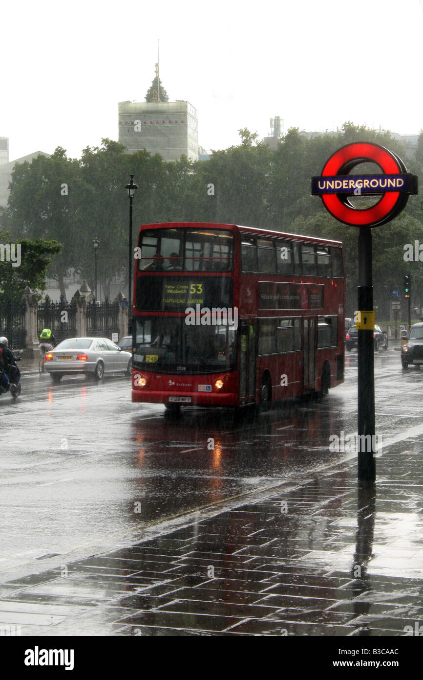 Bus and rain hi-res stock photography and images - Alamy