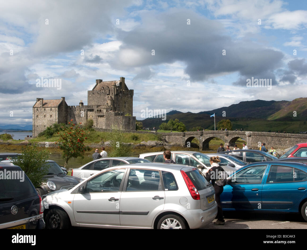 The tourist cars in the car park of Eilean Donan Castle Stock Photo - Alamy