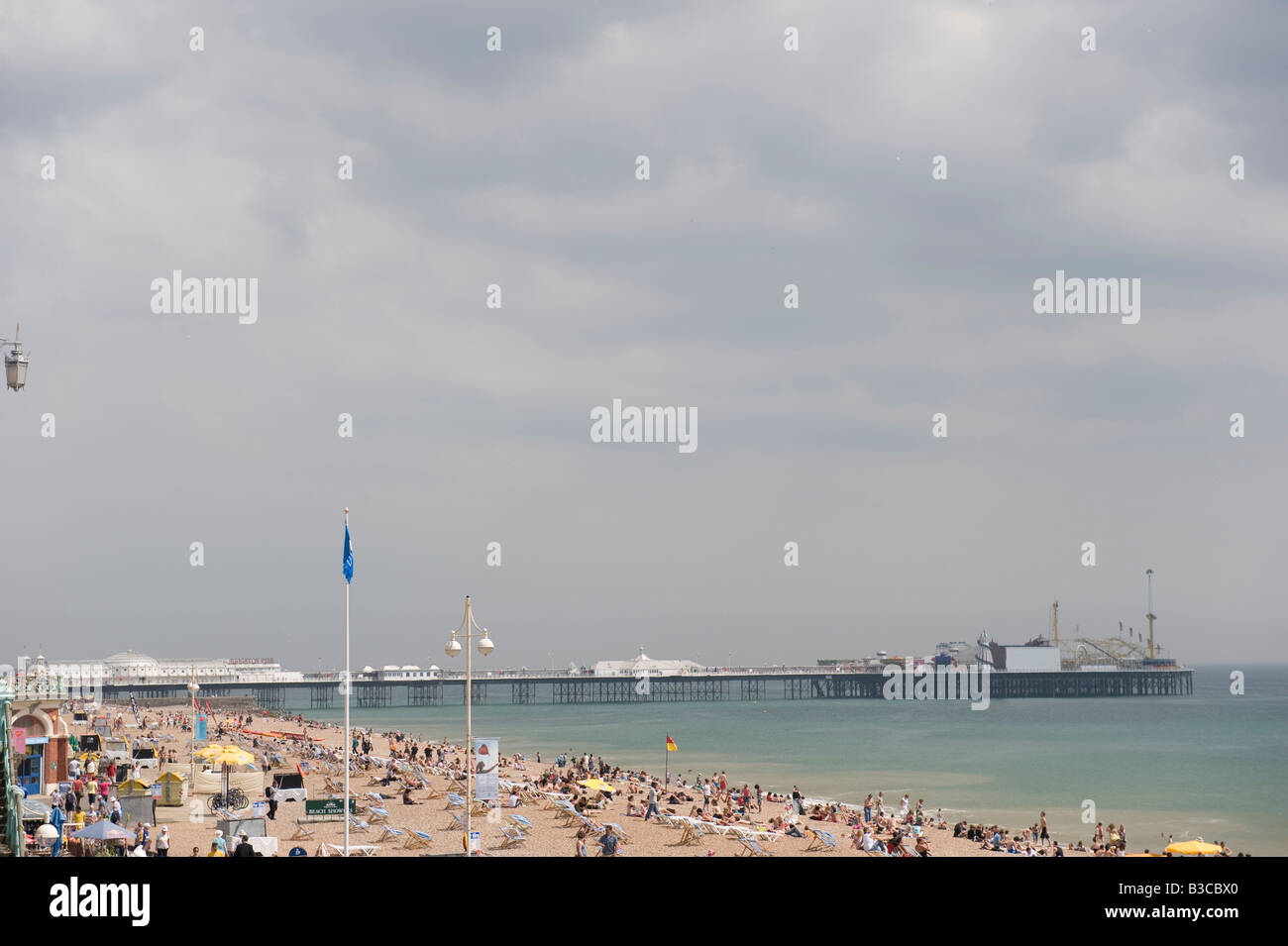 Crowded brighton beach hi-res stock photography and images - Alamy