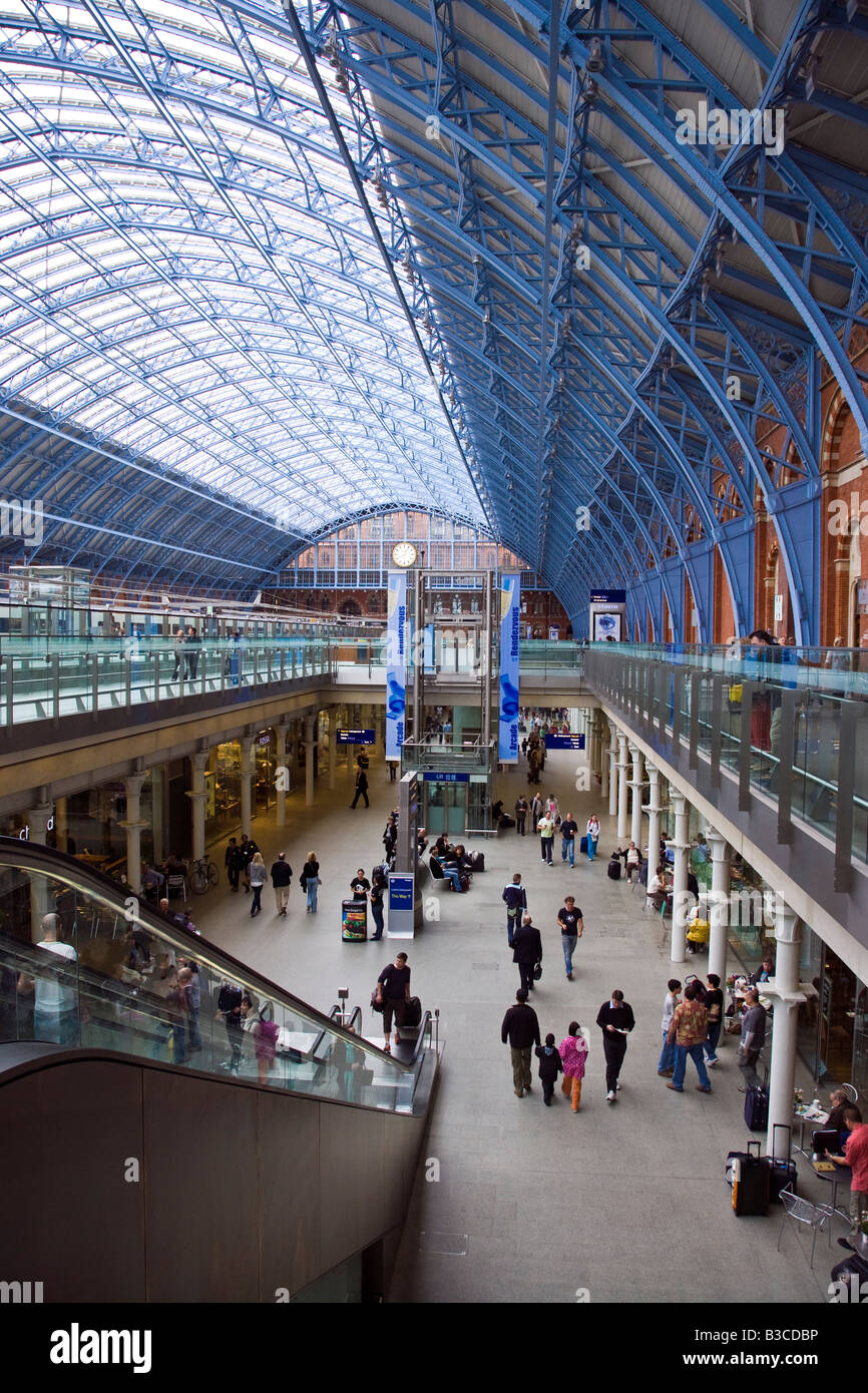 St pancras station concourse hi-res stock photography and images - Alamy
