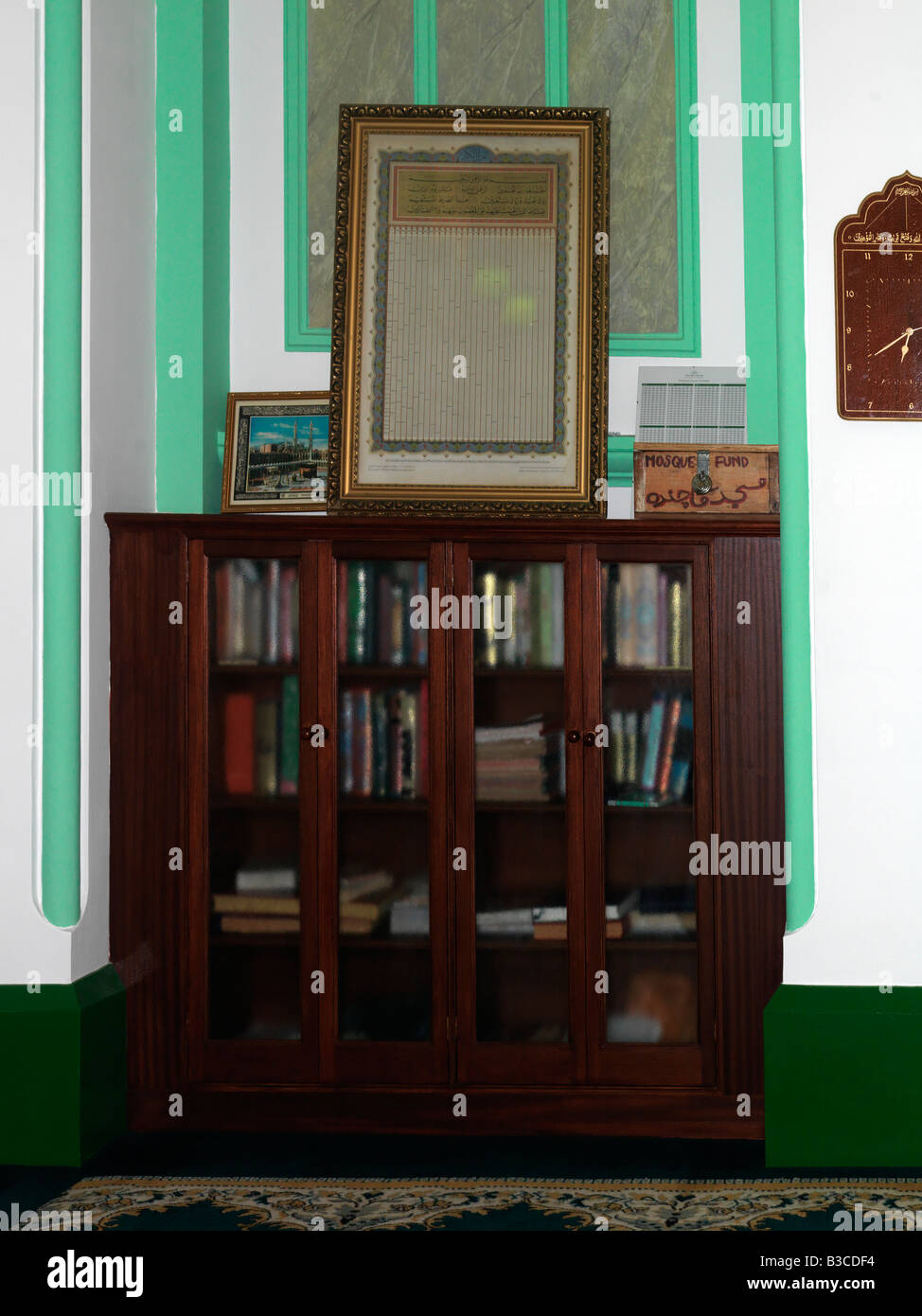 Built in bookcase hi-res stock photography and images - Alamy