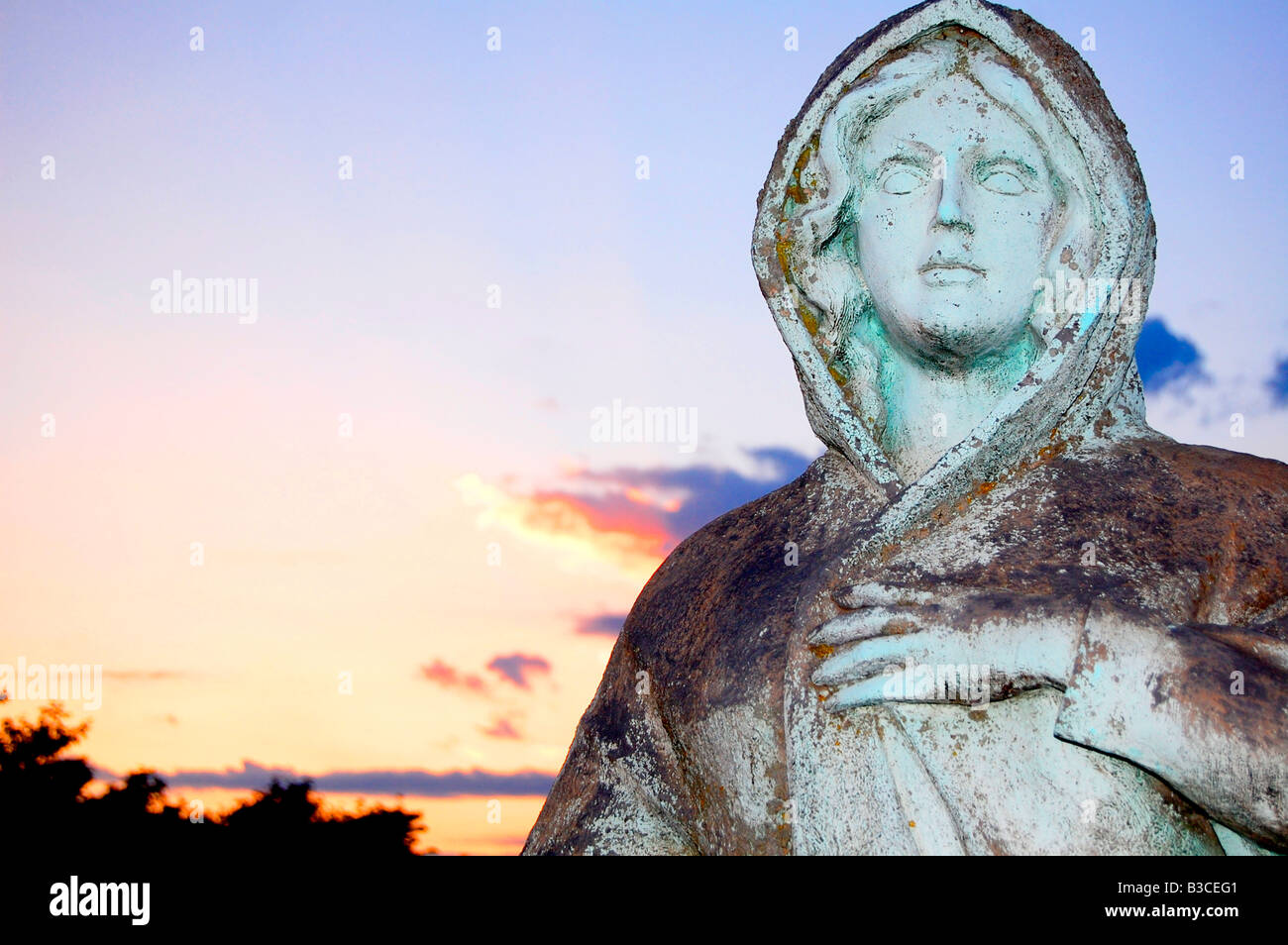 statue in front of a sunset Stock Photo - Alamy