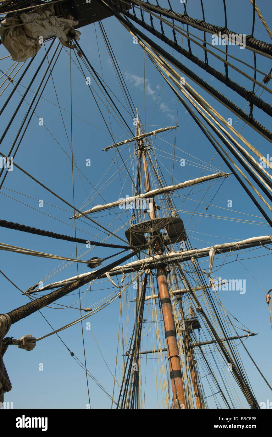 Old sailing ship rigging hi-res stock photography and images - Alamy