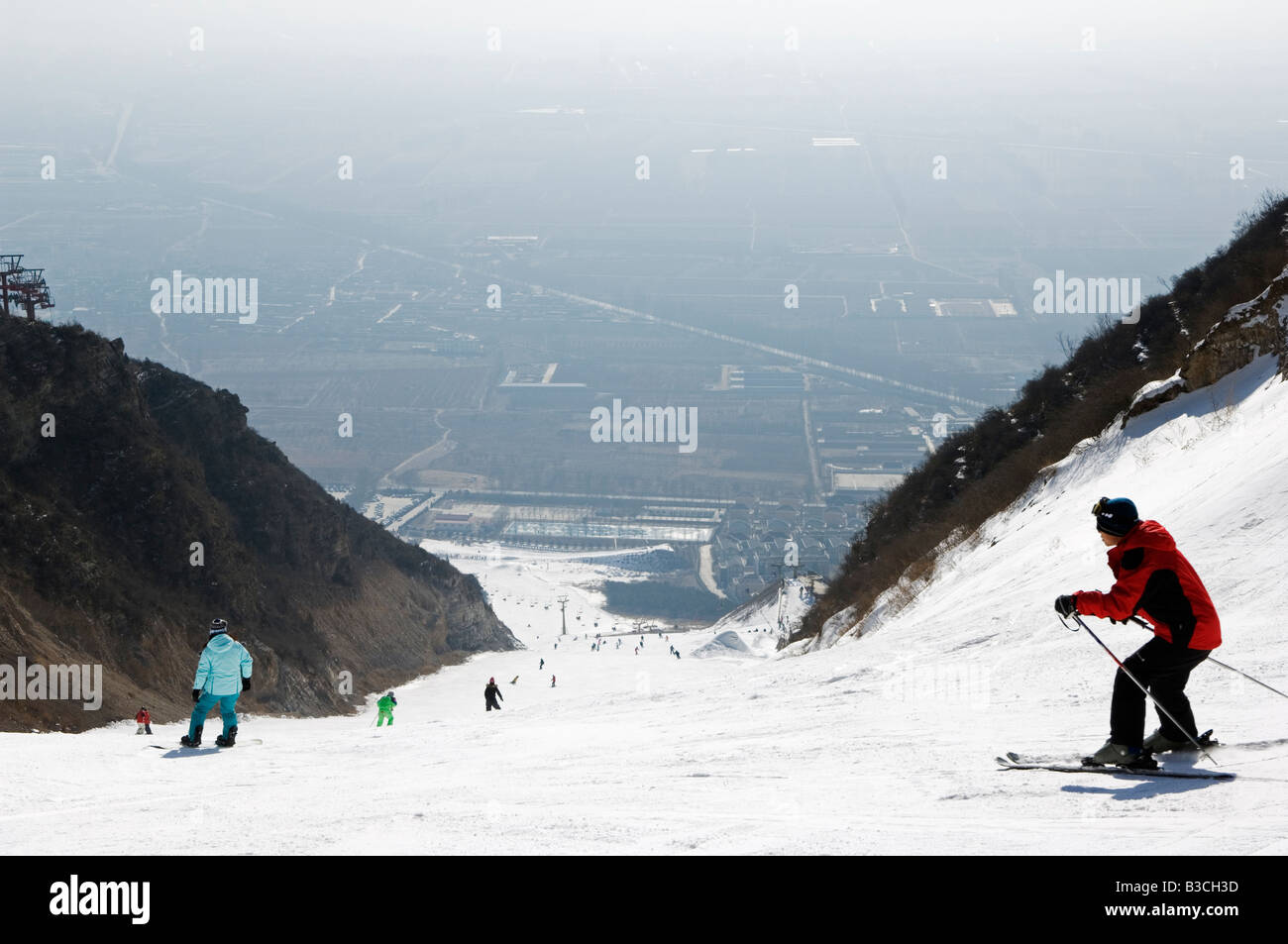 China, Beijing, Shijinglong ski resort. Skiers on the mountain Stock ...