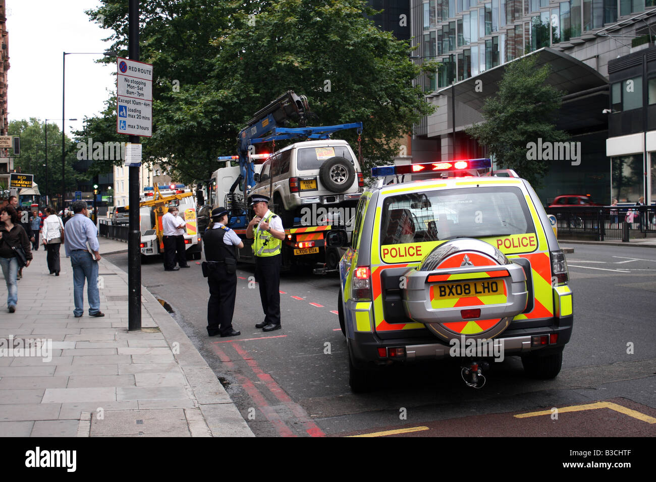 London police in action Stock Photo - Alamy