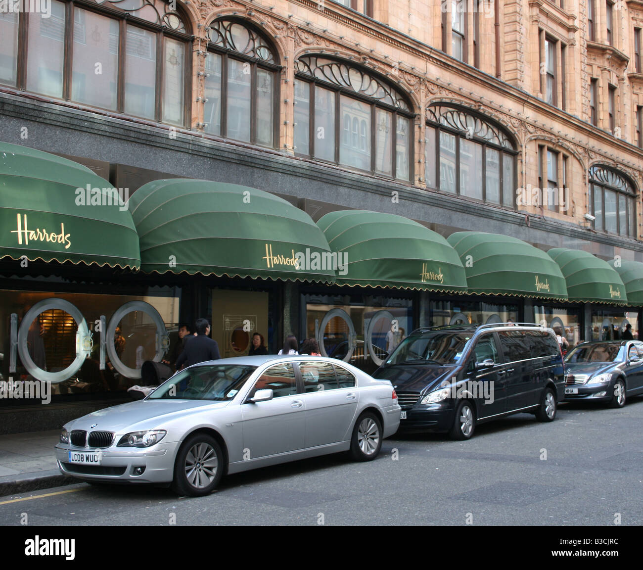 Harrods exterior cars hi-res stock photography and images - Alamy