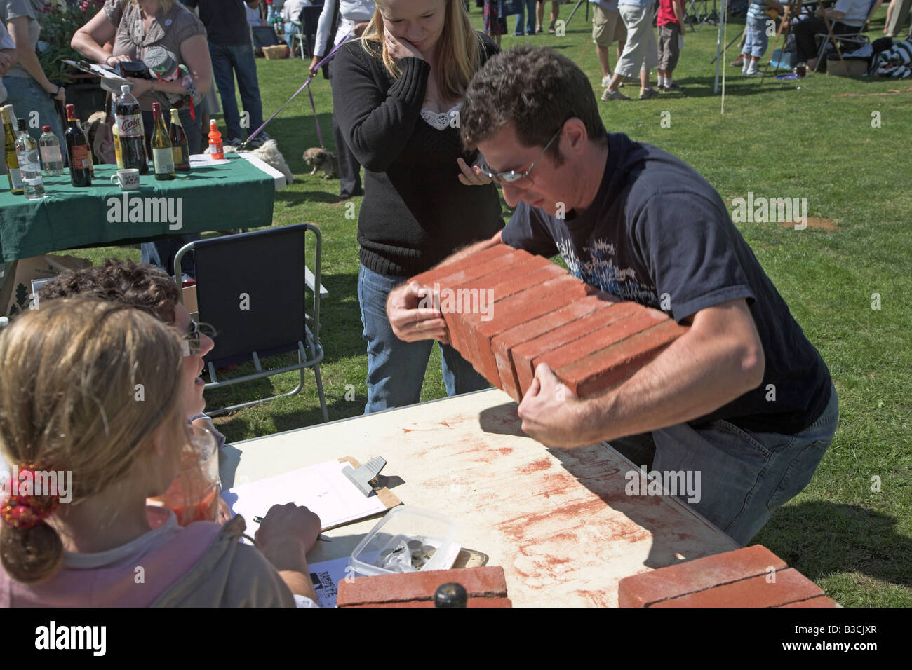 Lifting bricks hi-res stock photography and images - Alamy
