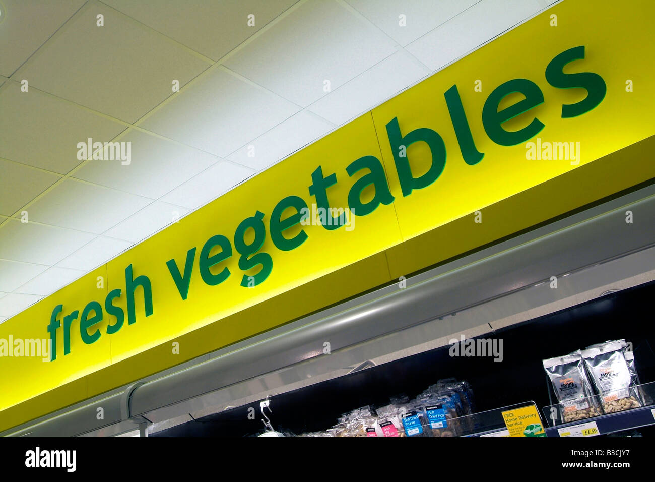 "Fresh Vegetables" signage in a supermarket Stock Photo - Alamy