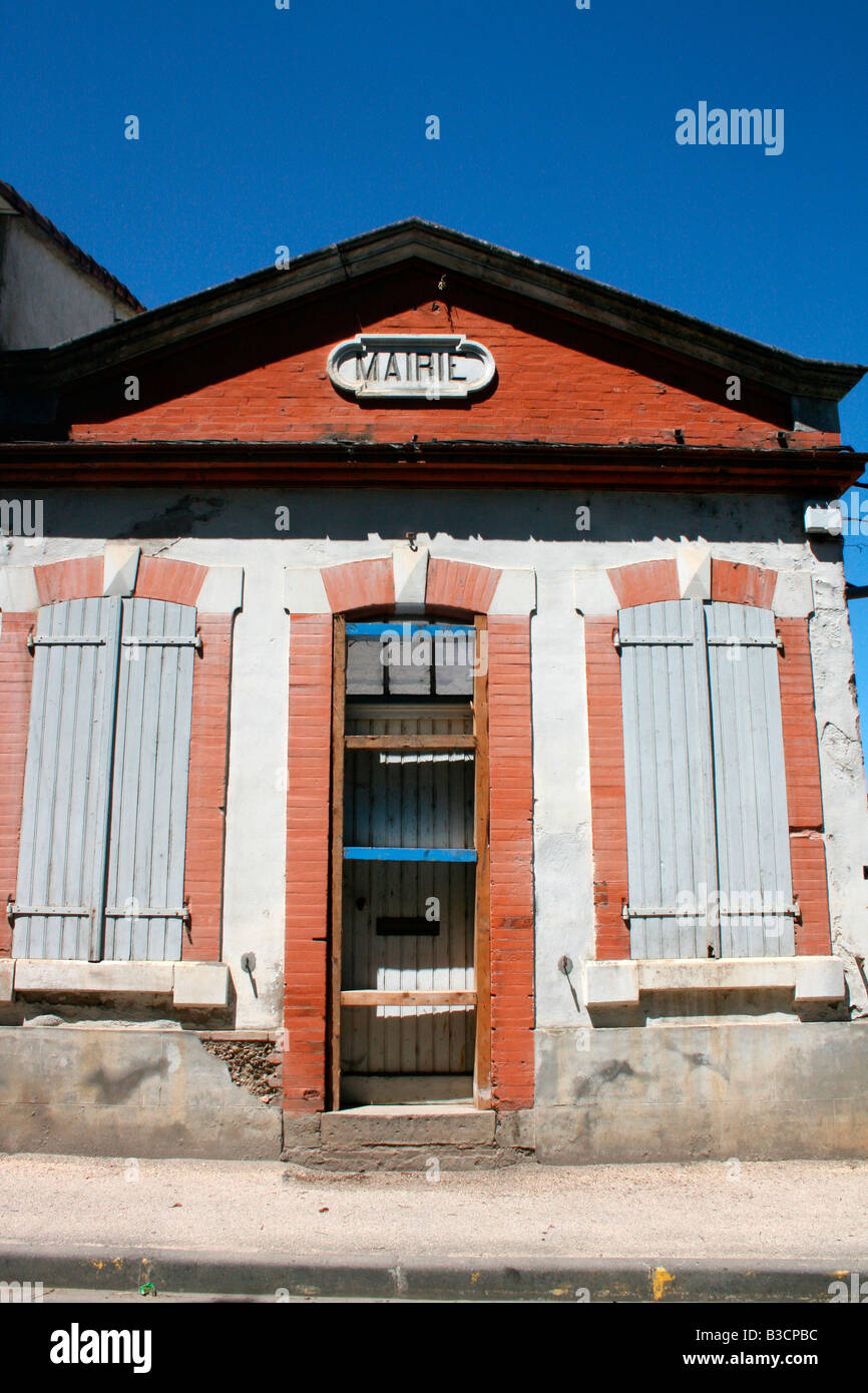 closed down building Stock Photo - Alamy