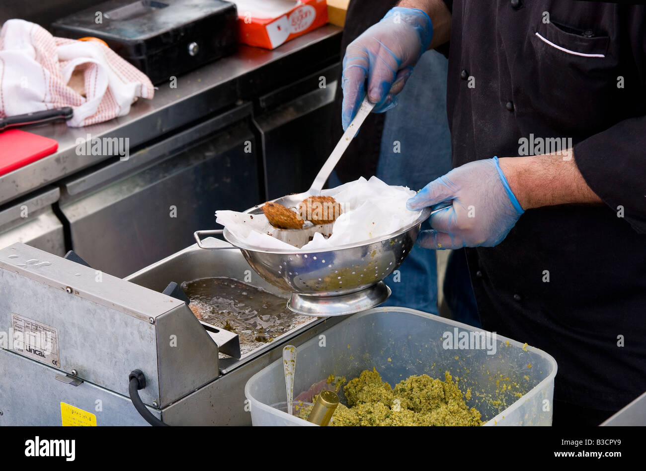 Deep fat frying hi-res stock photography and images - Alamy