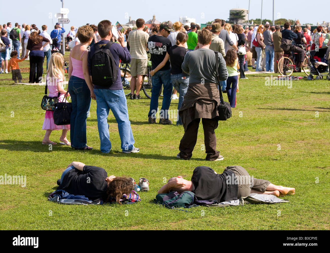 Crowd gathering hi-res stock photography and images - Alamy
