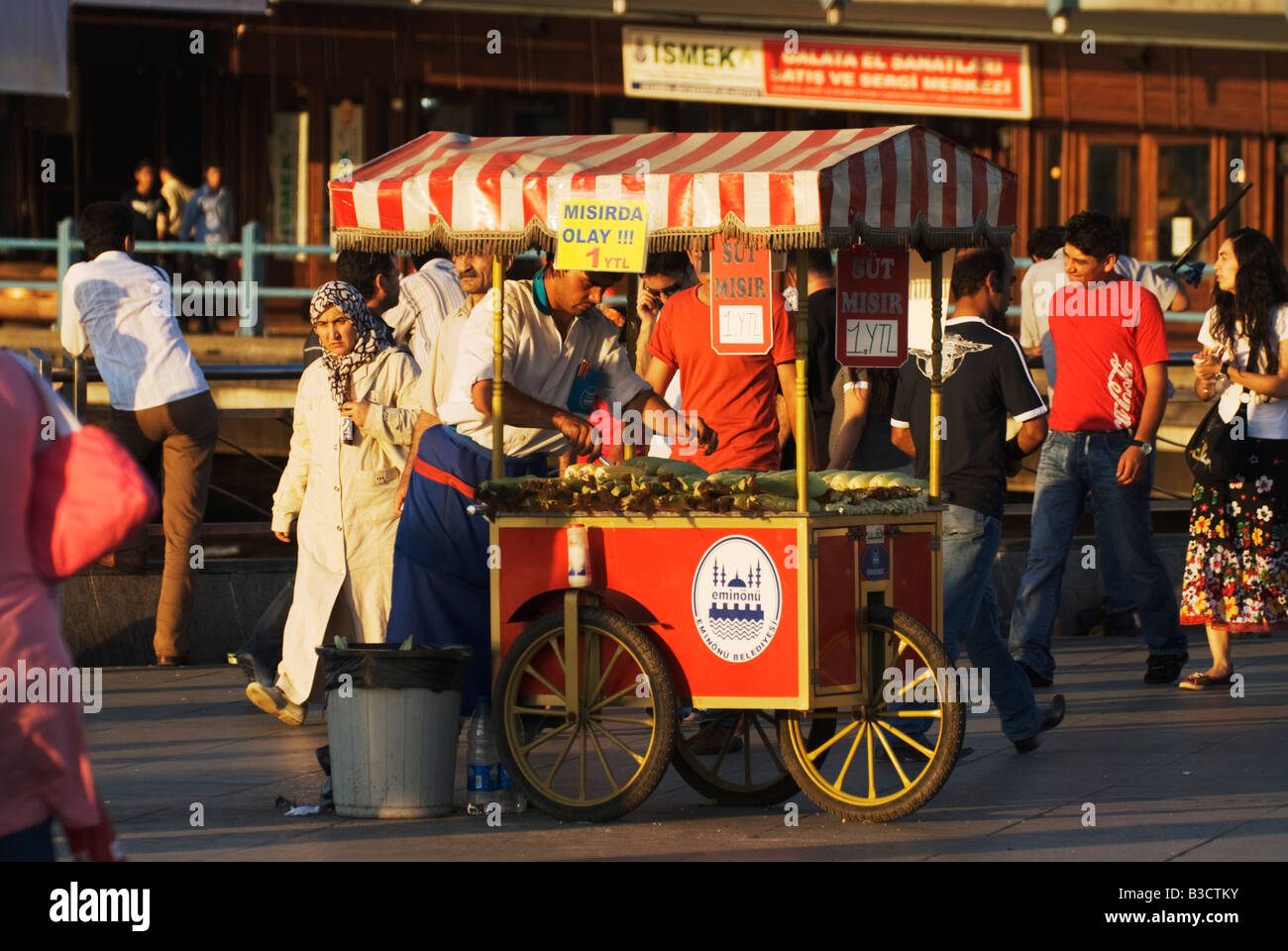 A cart selling corn, Istanbul, Turkey Stock Photo - Alamy
