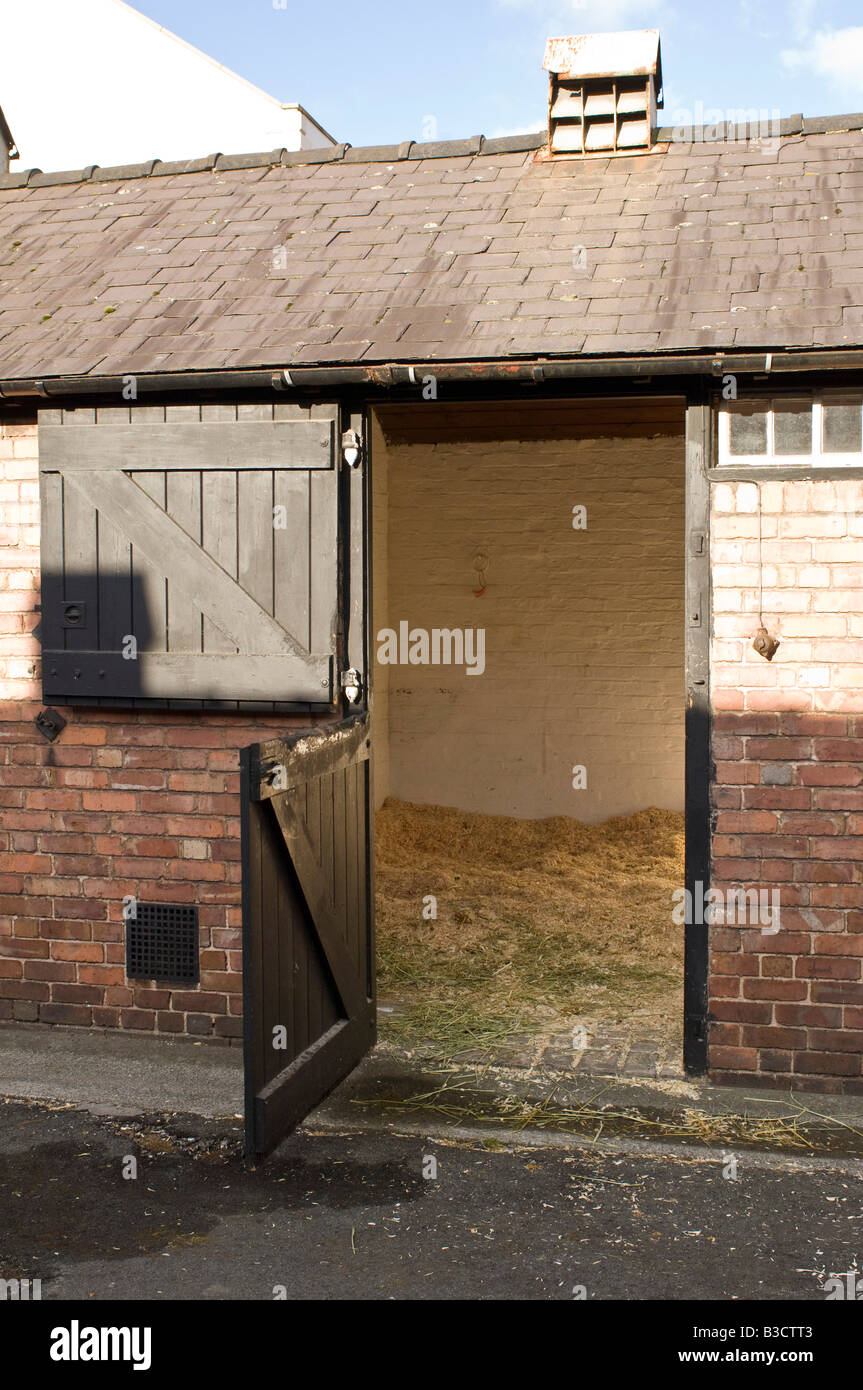 Open stable door hi-res stock photography and images - Alamy