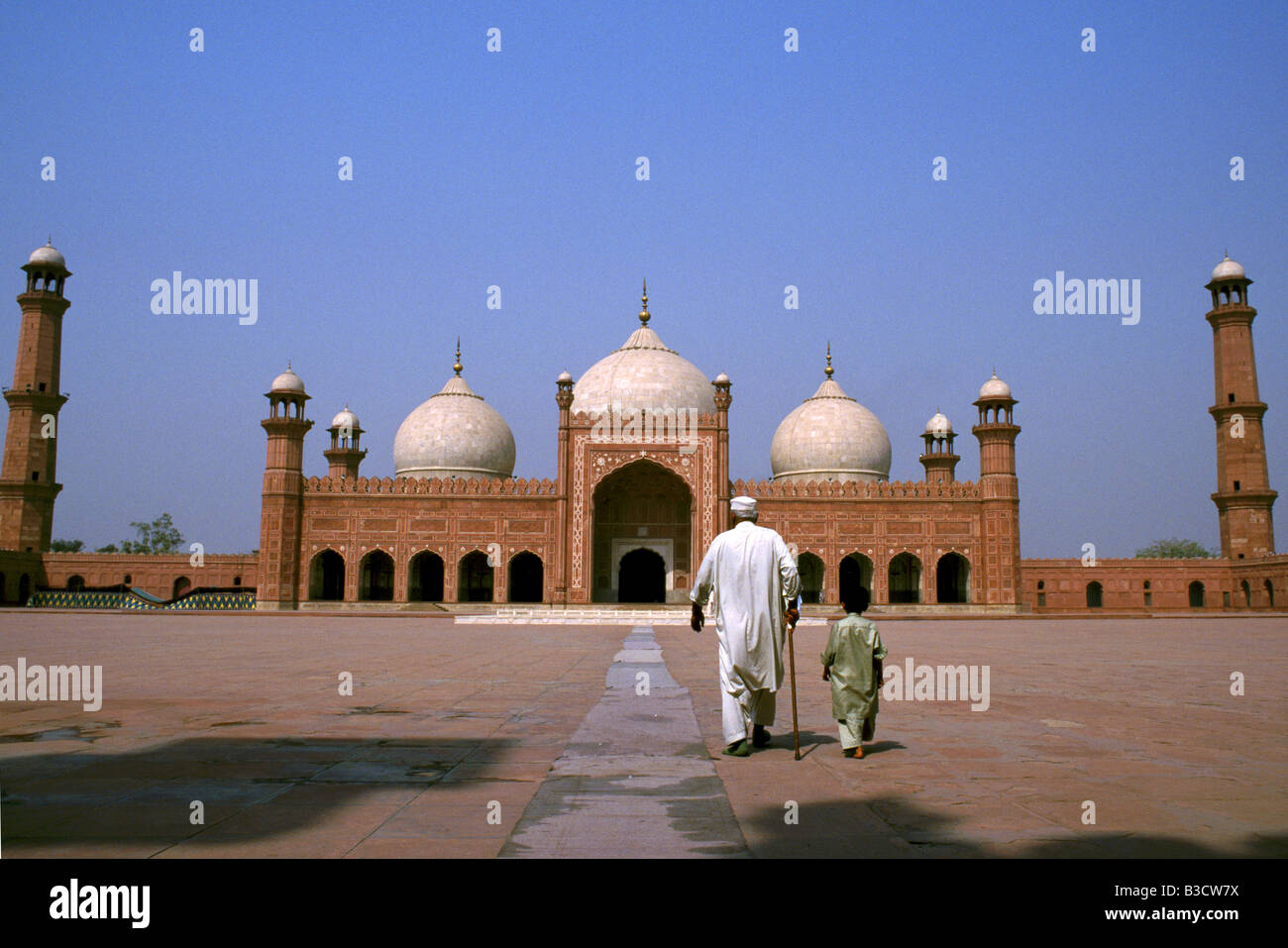 Worshippers at the Badshahi Mosque in Lahore, Pakistan. Completed in ...