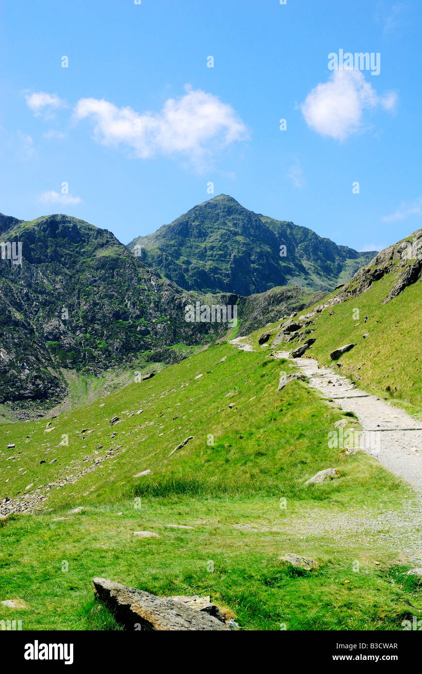 Looking along the Miners Track towards the summit of Mount Snowdon in ...