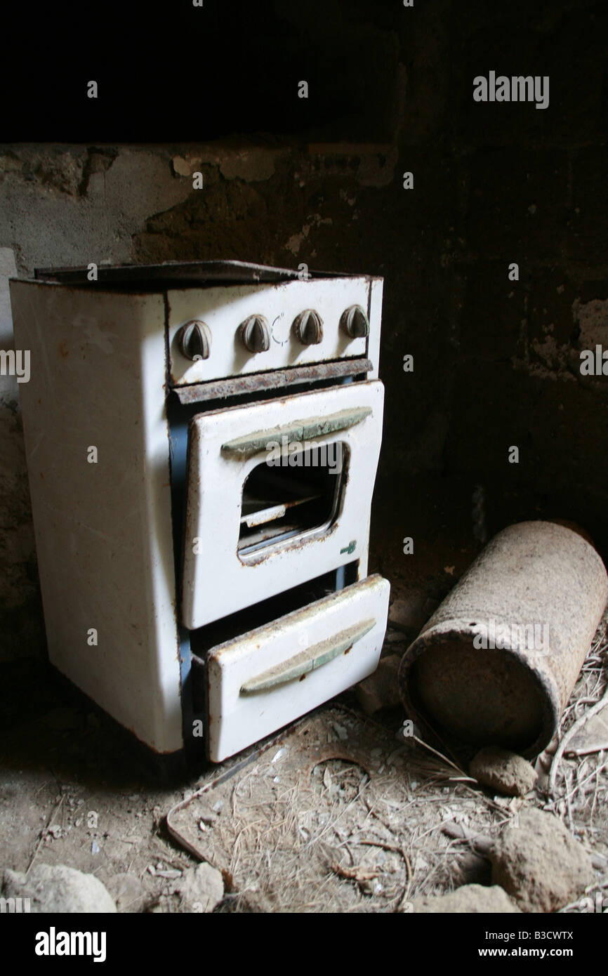 old damaged gas oven inside derelict property Stock Photo - Alamy