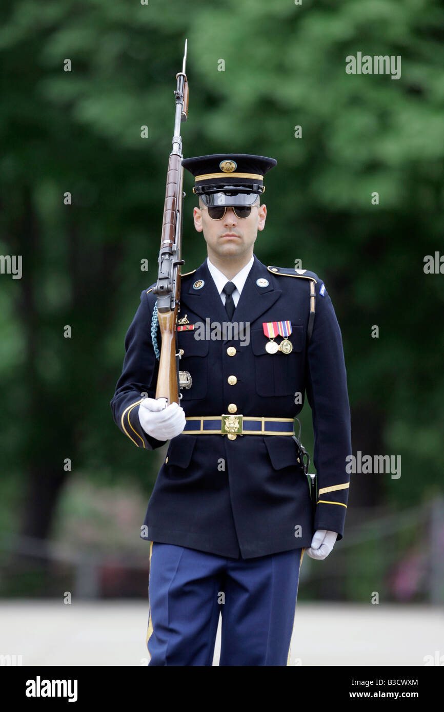 US Army soldier stands guard at the Tomb of the Unknown, Arlington ...