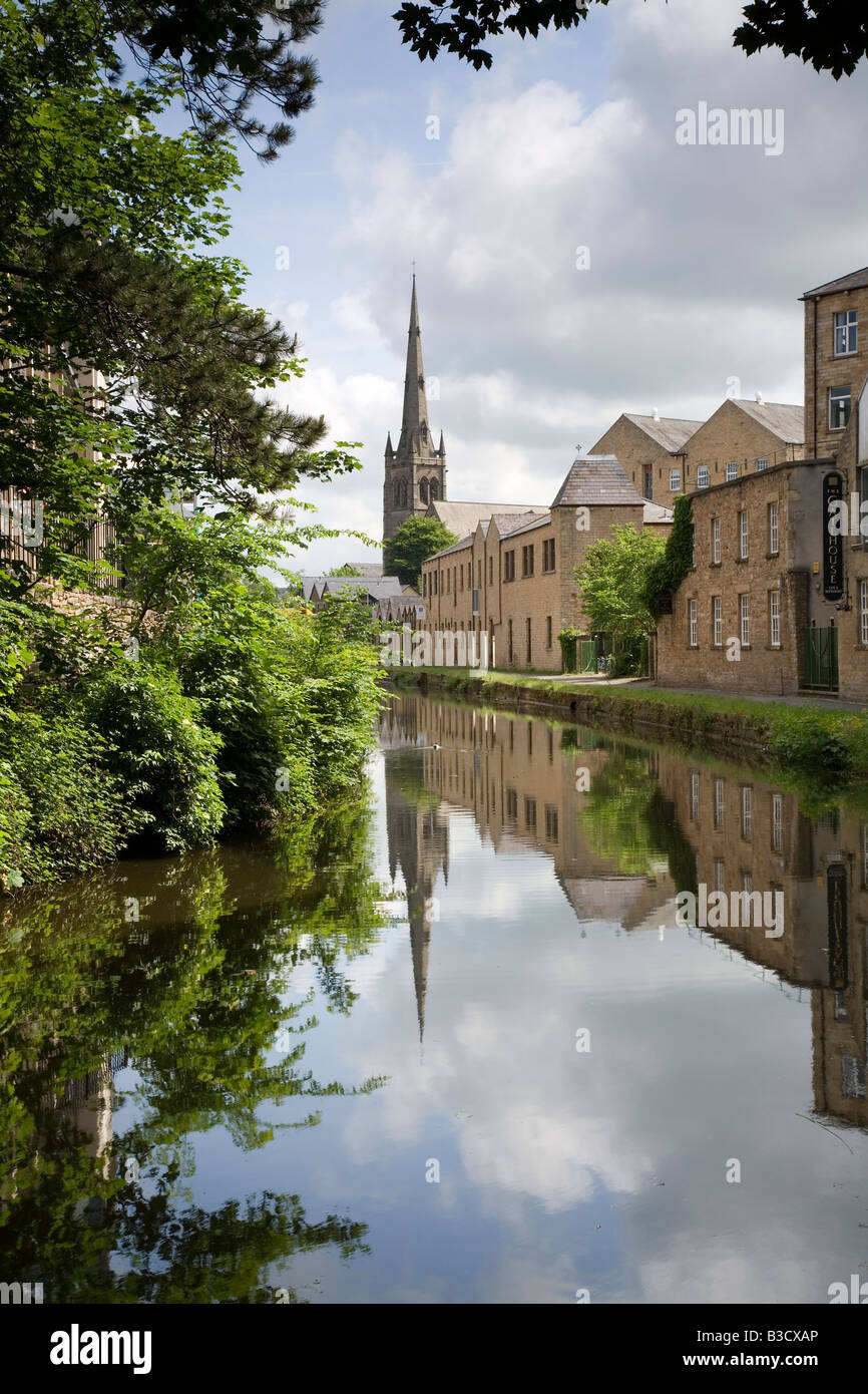 Lancaster Cathedral reflecting in the Lancaster Canal Stock Photo - Alamy