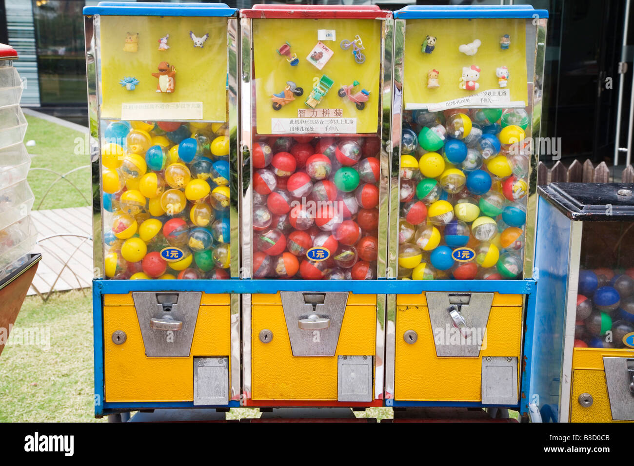 Close up of gumball machine hi-res stock photography and images - Alamy
