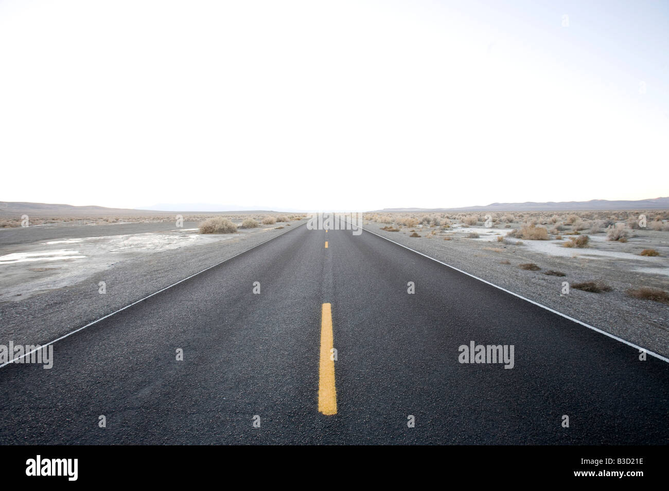 Yellow dividing lines hi-res stock photography and images - Alamy