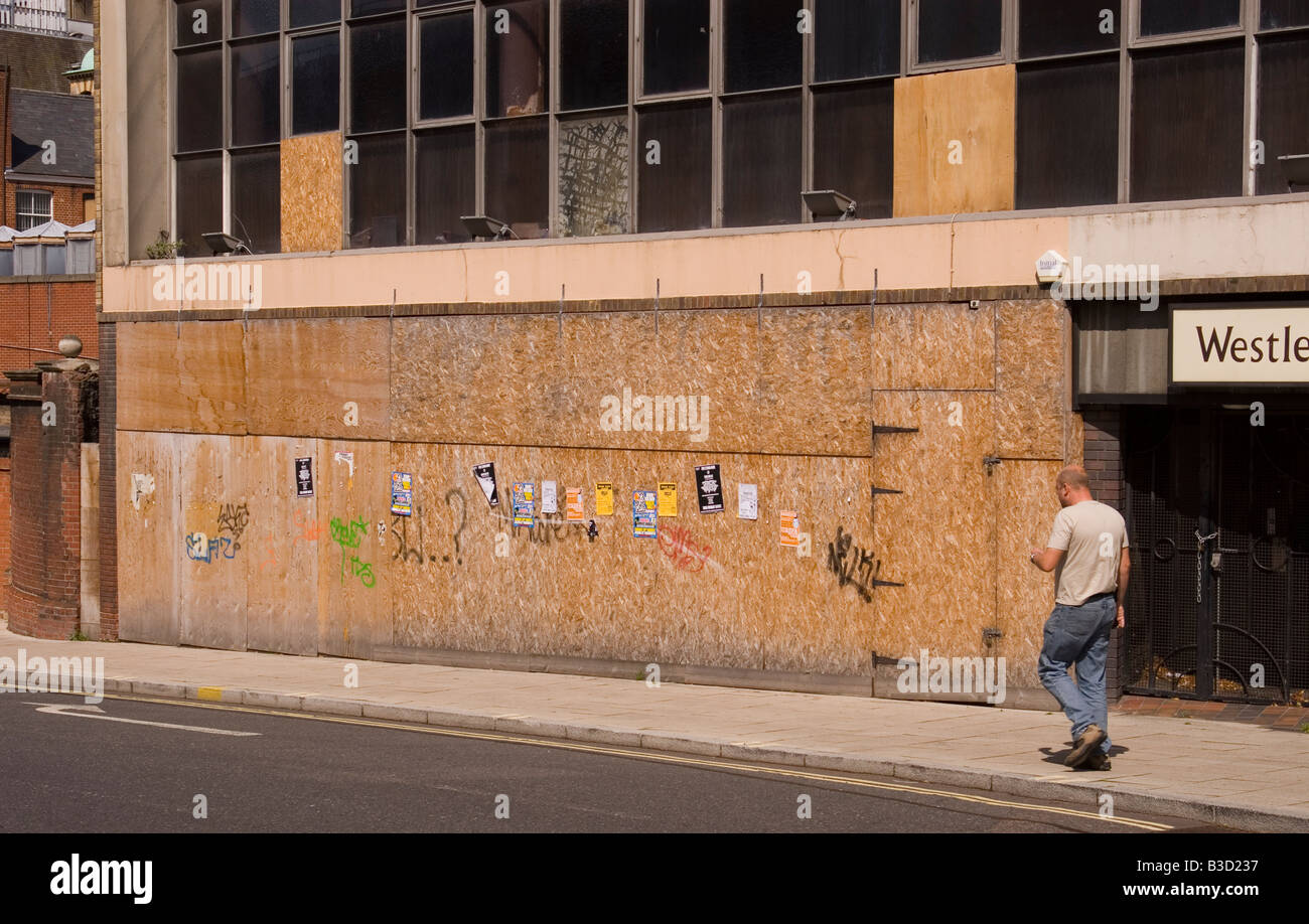 Boarded up premises hi-res stock photography and images - Alamy