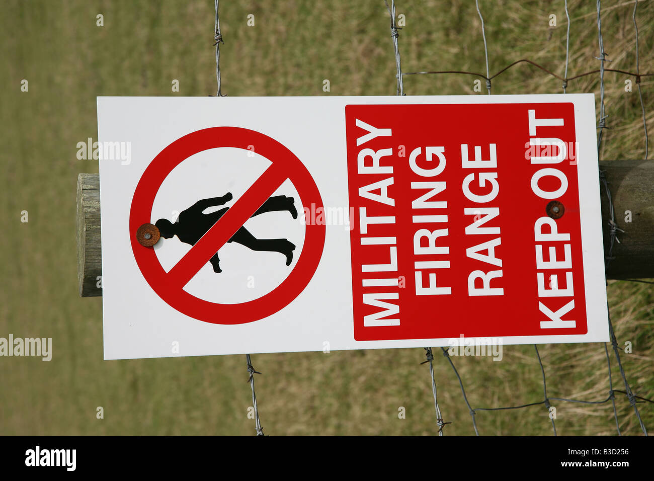 MOD warning sign, MILITARY FIRING RANGE, KEEP OUT Stock Photo - Alamy