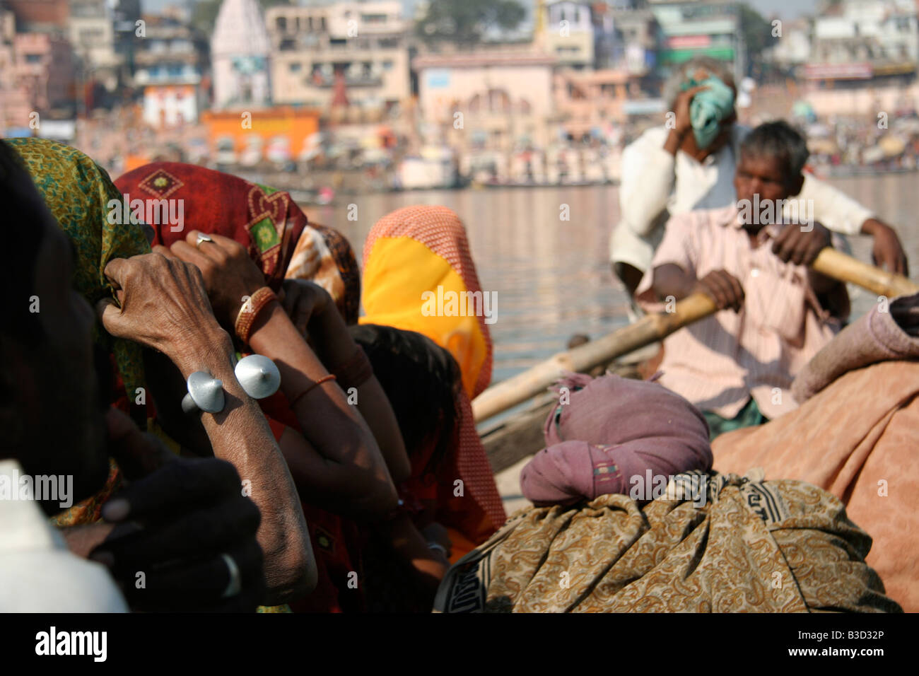 Boat crossing ganges river hi-res stock photography and images - Alamy