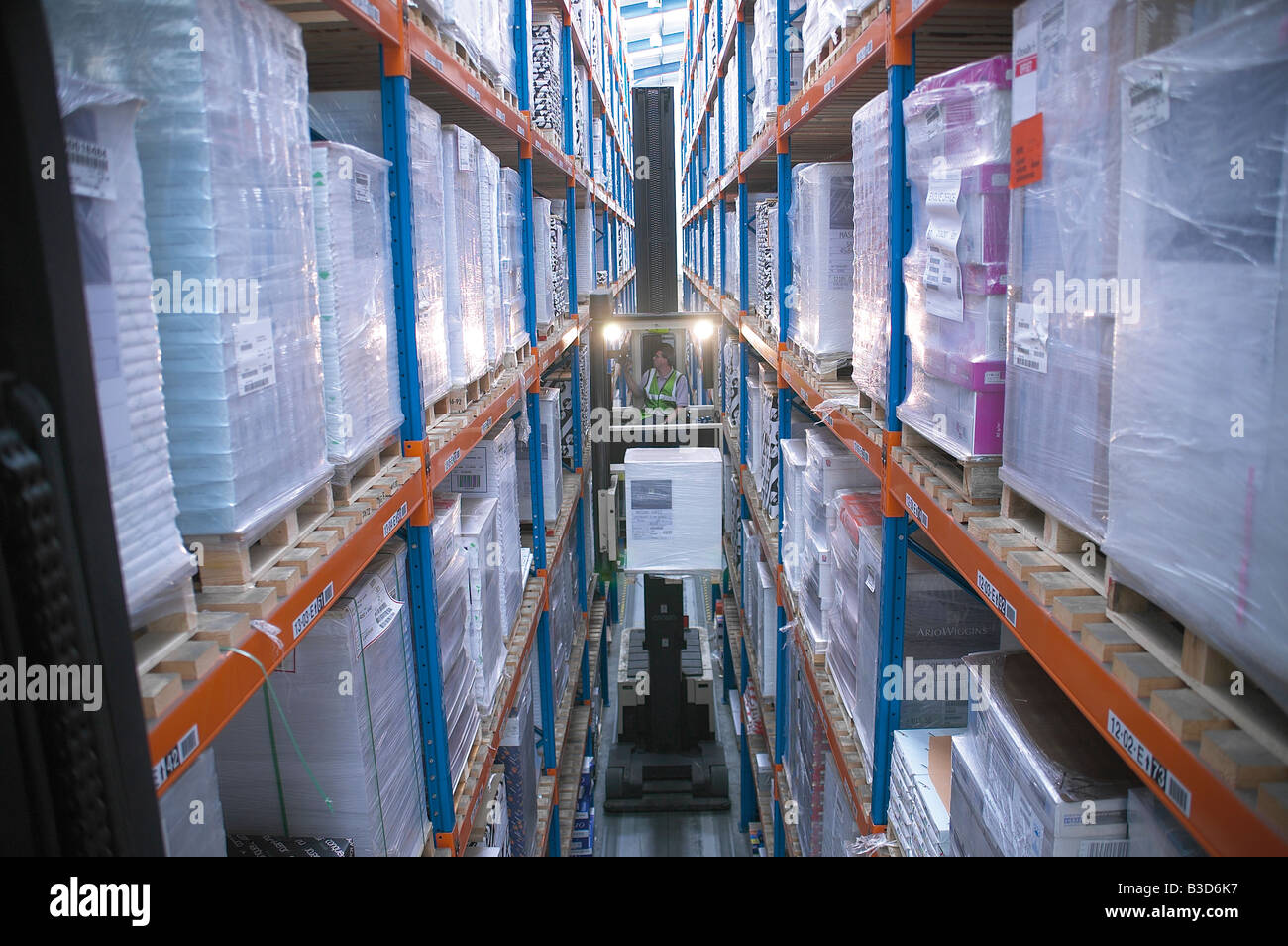 MODERN WAREHOUSE RETRIEVAL SYSTEM Stock Photo - Alamy