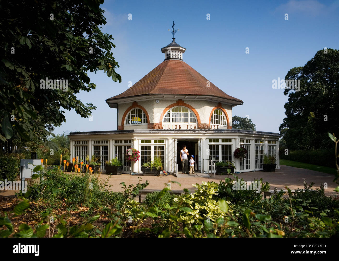 Pavillion tea house hi-res stock photography and images - Alamy
