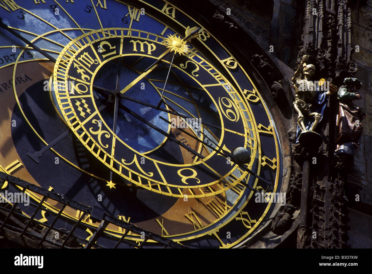 Antique skeleton clock hi-res stock photography and images - Alamy
