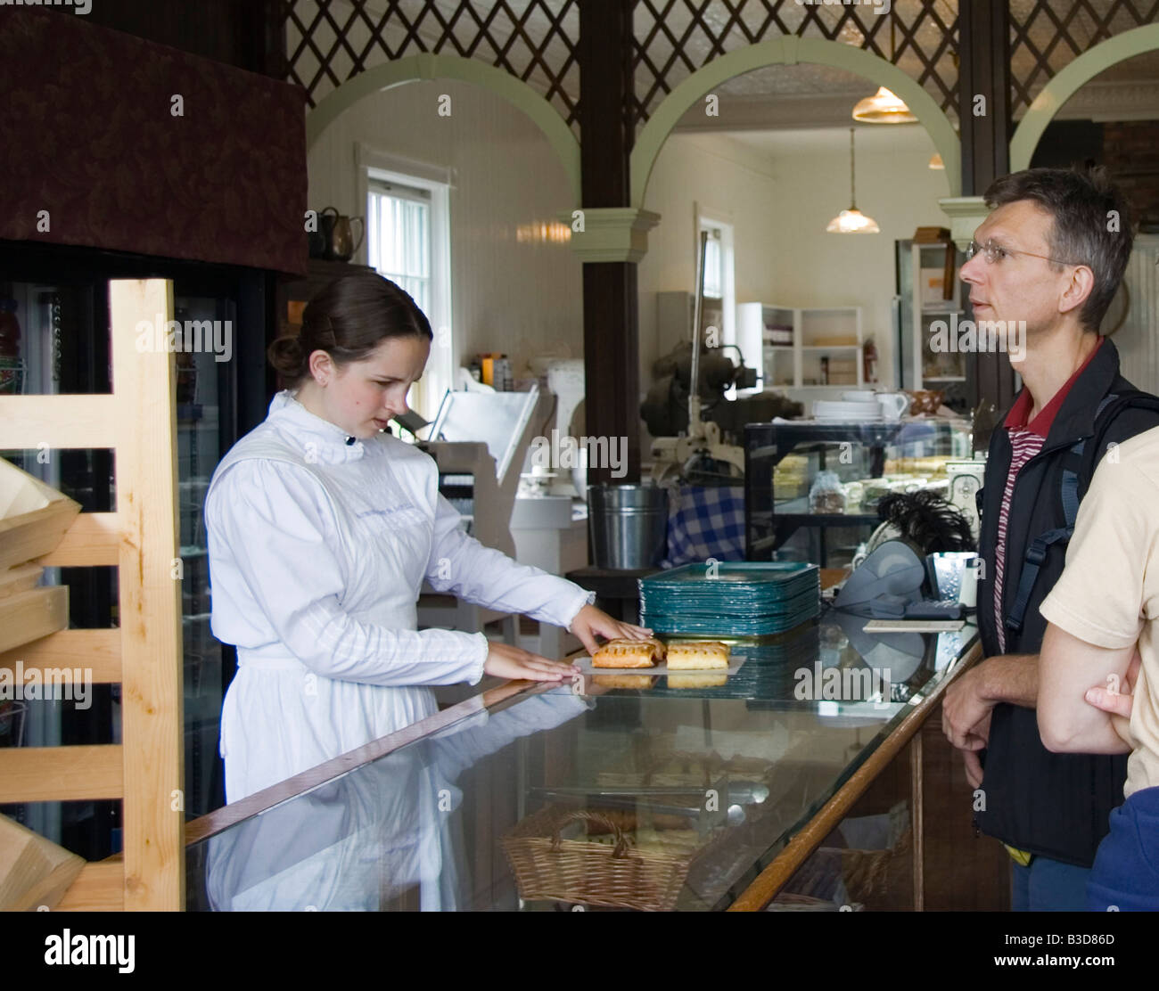 Retro bakery counter hi-res stock photography and images - Alamy