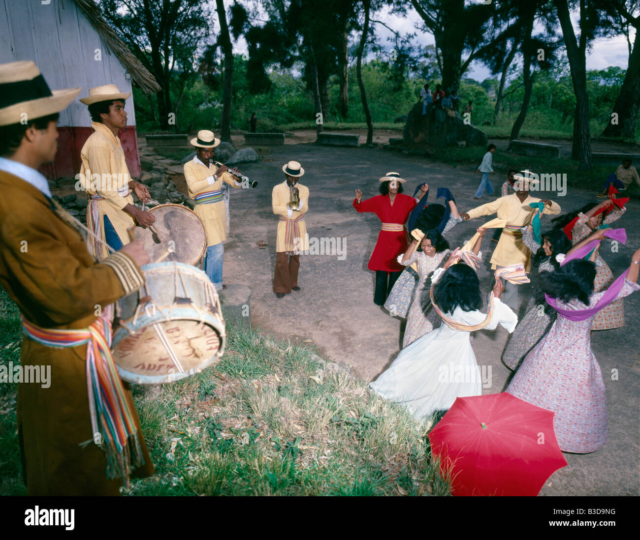folklore madagascar Performance of traditional dance at Madagascar ...
