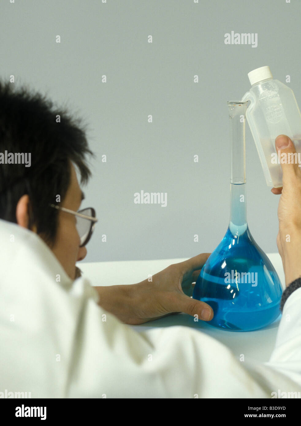 Volumetric flask meniscus hi-res stock photography and images - Alamy