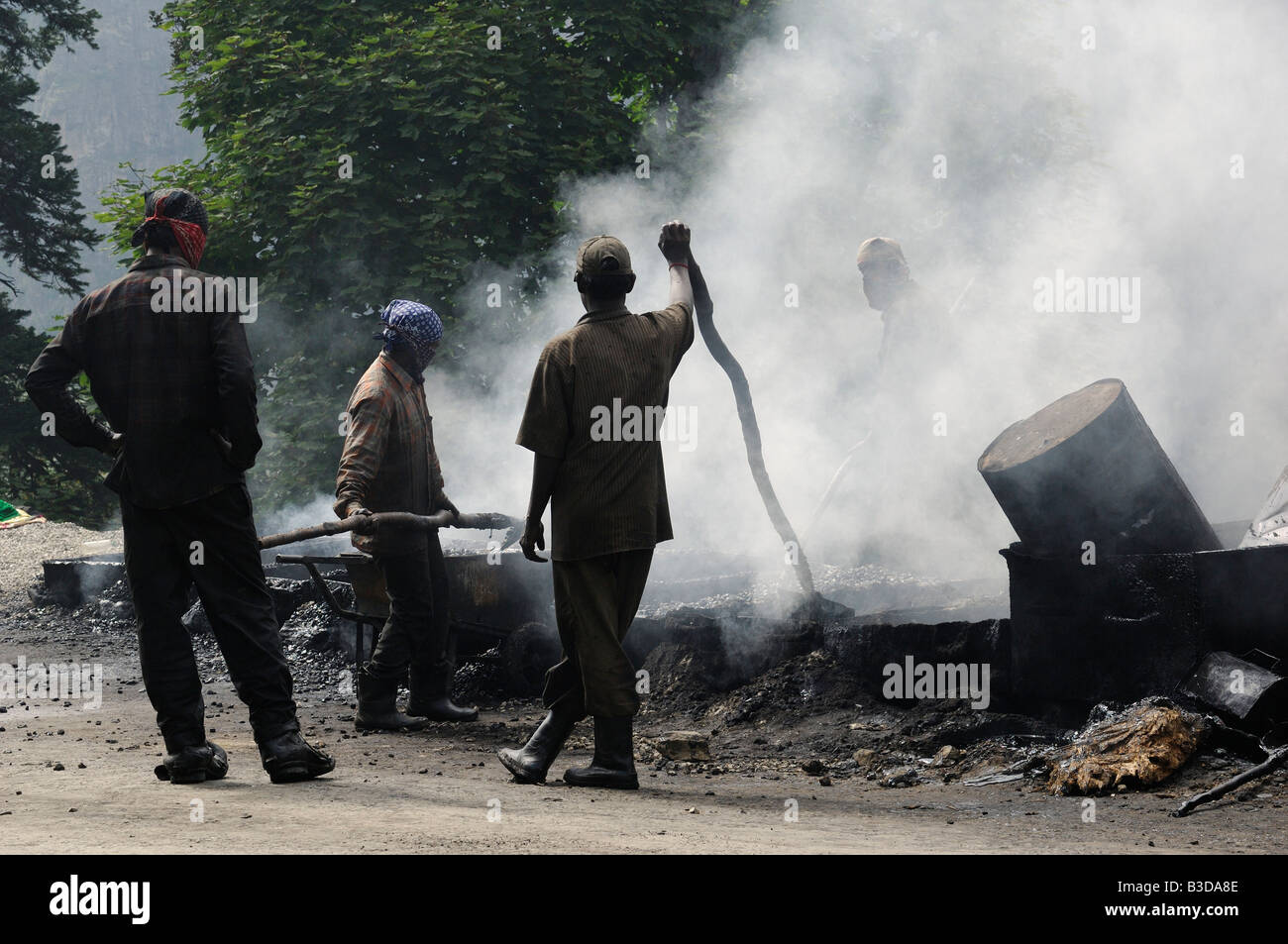 Road workers preparing tar in India Stock Photo - Alamy